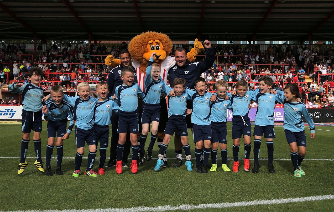 Devondale sponsors West Exe youth football team | The Exeter Daily